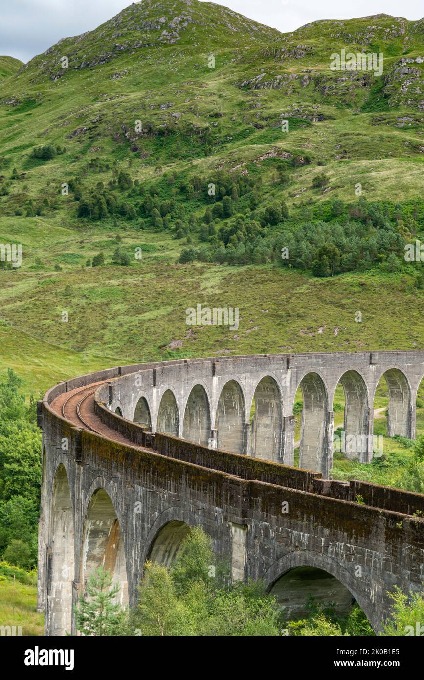 Viaduc en pierre emblématique, transportant le train à vapeur Jacobite ...