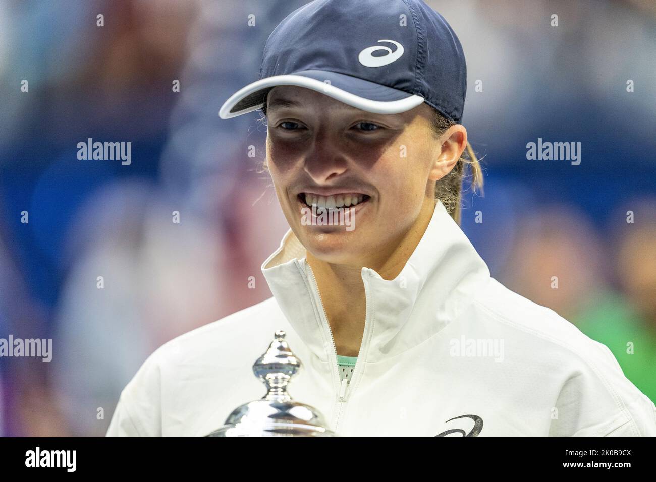 New York, États-Unis. 10th septembre 2022. IGA Swiatek de Pologne pose avec le trophée après la ...