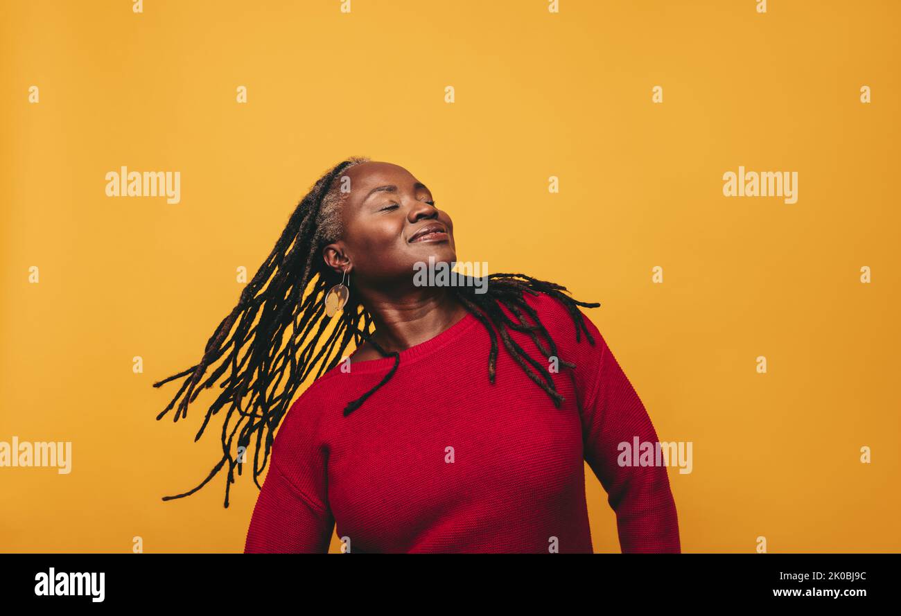 Belle Femme Noire Fouetter Ses Dreadlocks Et Samuser Tout En Se Tenant Sur Un Fond Jaune Bonne