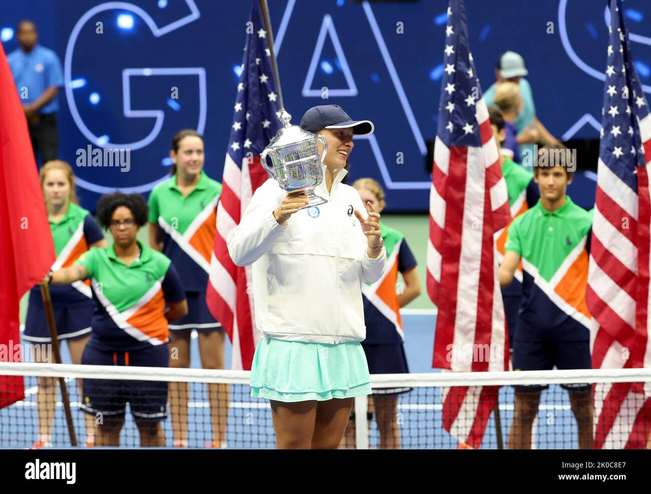 IGA Swiatek de Pologne célèbre la victoire de la finale de l'US Open lors de la cérémonie de ...