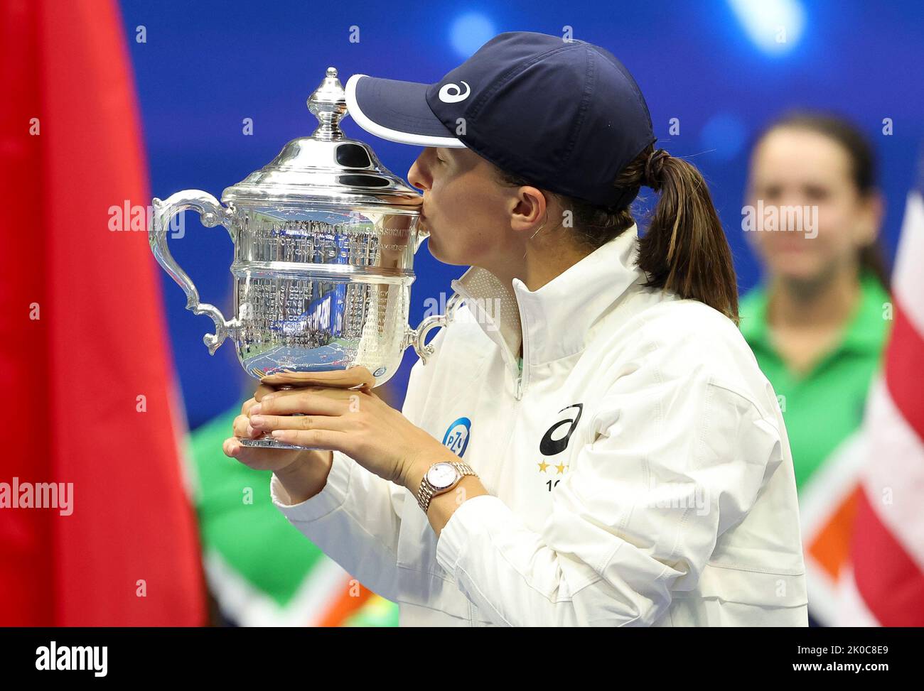 IGA Swiatek de Pologne célèbre la victoire de la finale de l'US Open lors de la cérémonie de ...