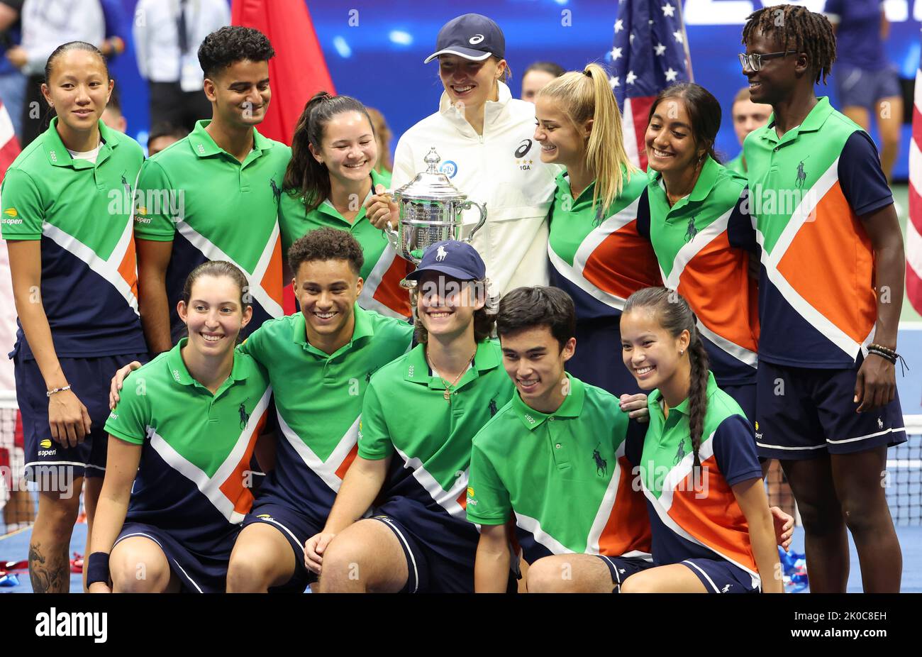 IGA Swiatek de Pologne célèbre la victoire de la finale de l'US Open lors de la cérémonie de ...