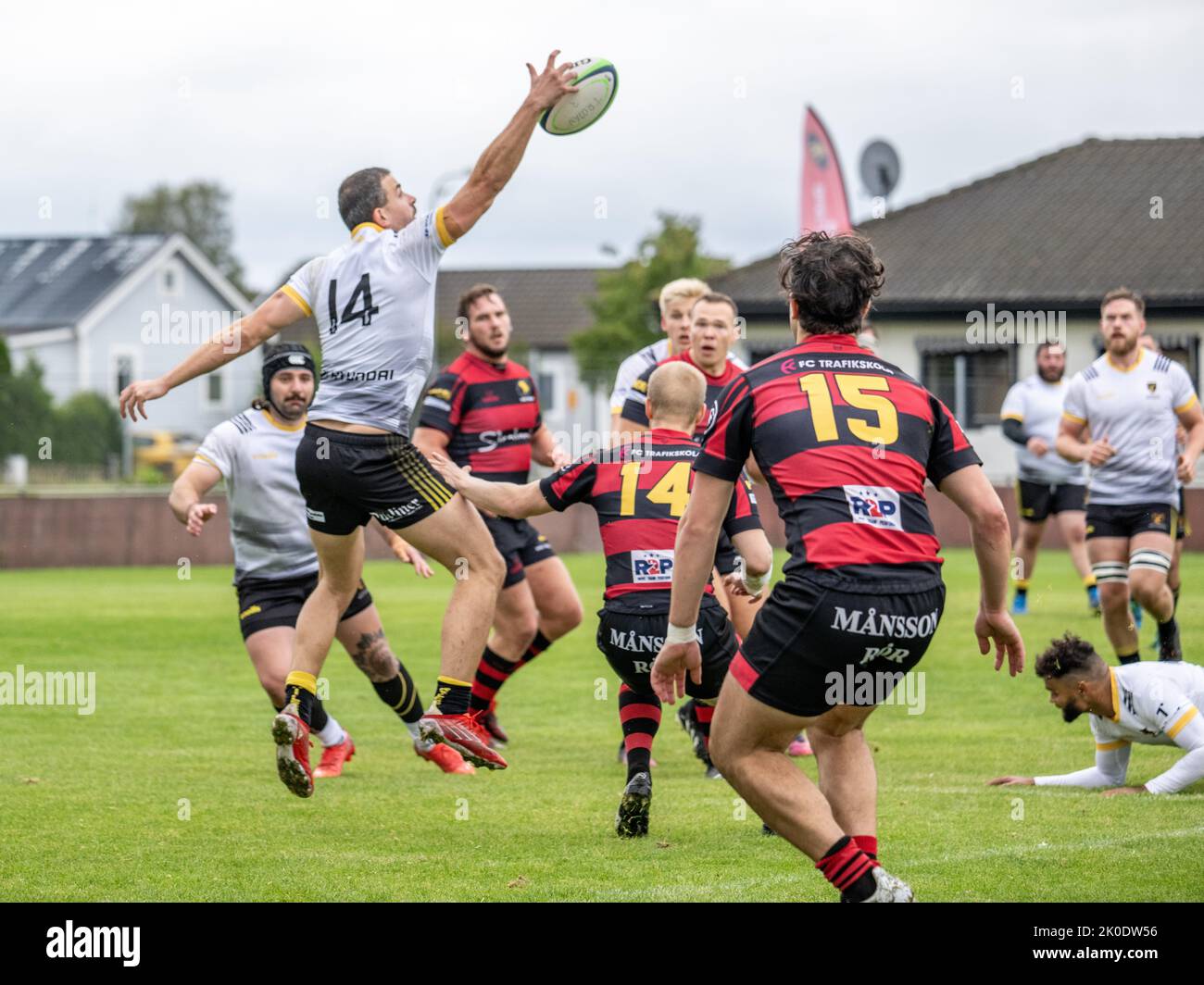 Match de rugby entre le cheval de Troie NRK (rouge-noir) et les exilés ...