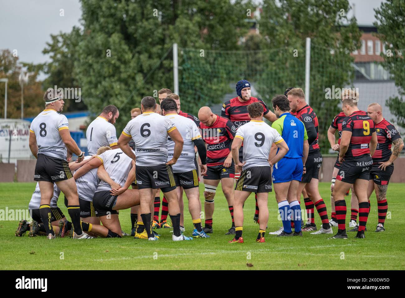 Match de rugby entre le cheval de Troie NRK (rouge-noir) et les exilés ...