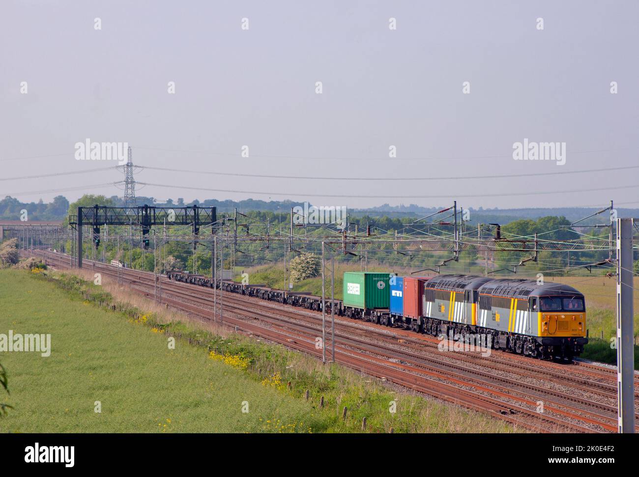 Une paire de locomotives diesel Fastline de classe 56 numéros 56303 et ...