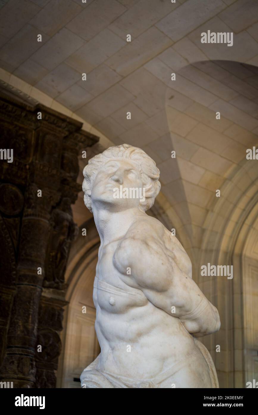 L'esclave rebelle est une statue en marbre de 2,15m de Michel-Ange, datant de 1513., Musée du ...