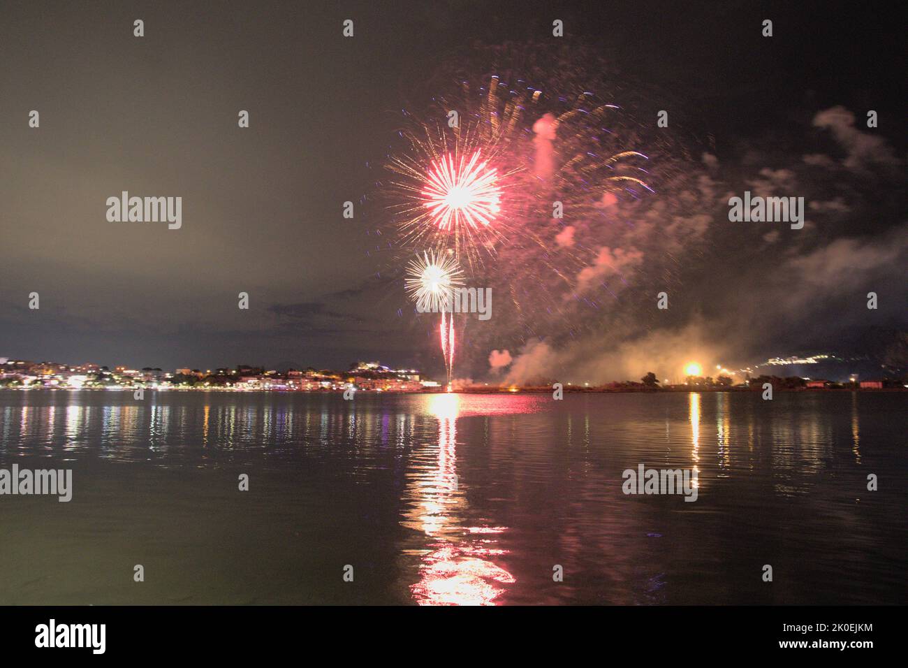 Les feux d'artifice peignent le ciel dans différentes couleurs et sont ...