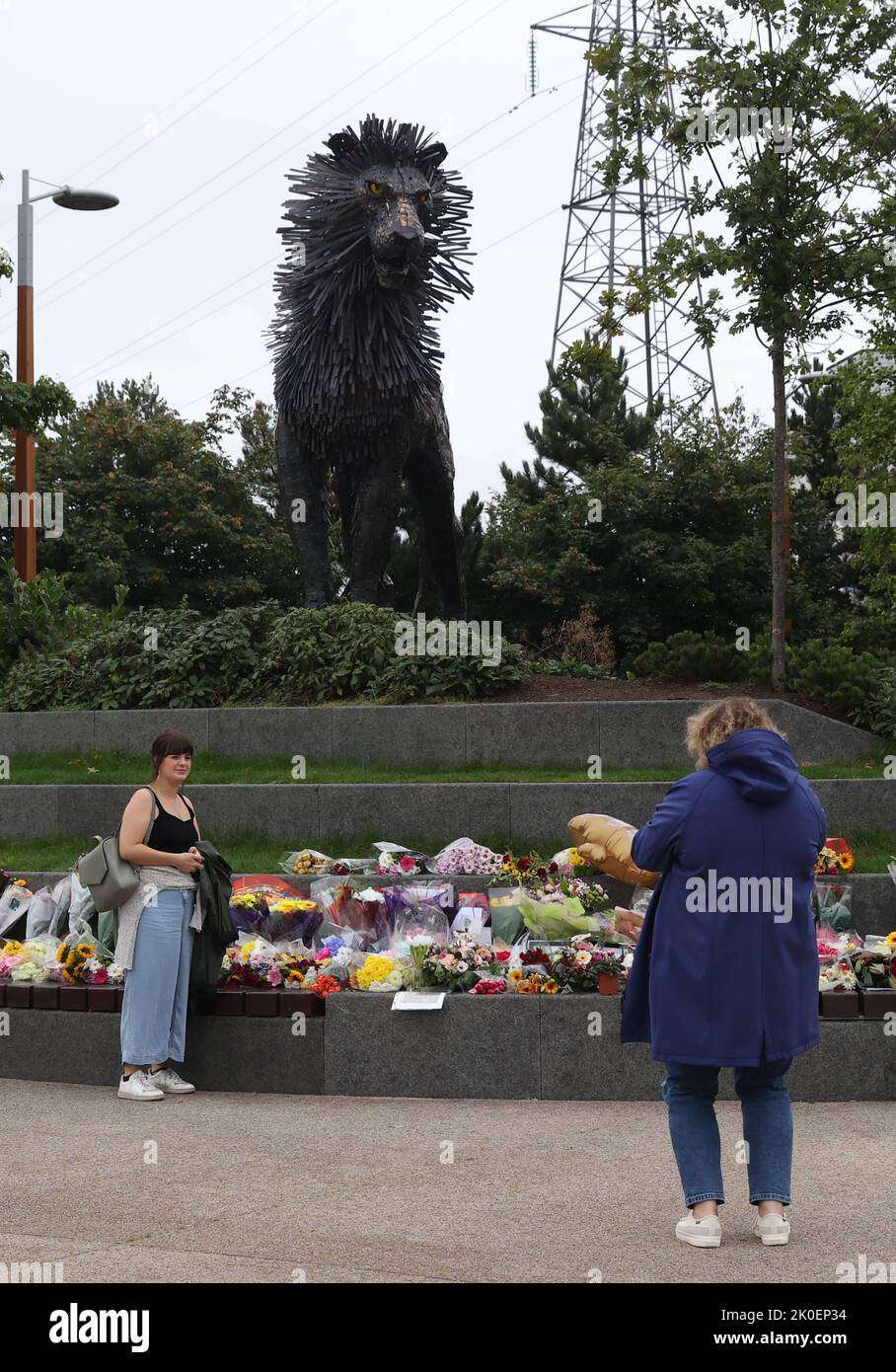 Hommages floraux à la statue d'Aslan, sur la place CS Lewis à l'est de ...