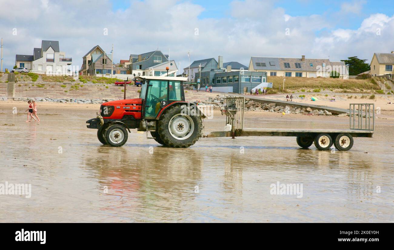 Tracteur plage normandie mer Banque de photographies et d’images à haute résolution - Alamy