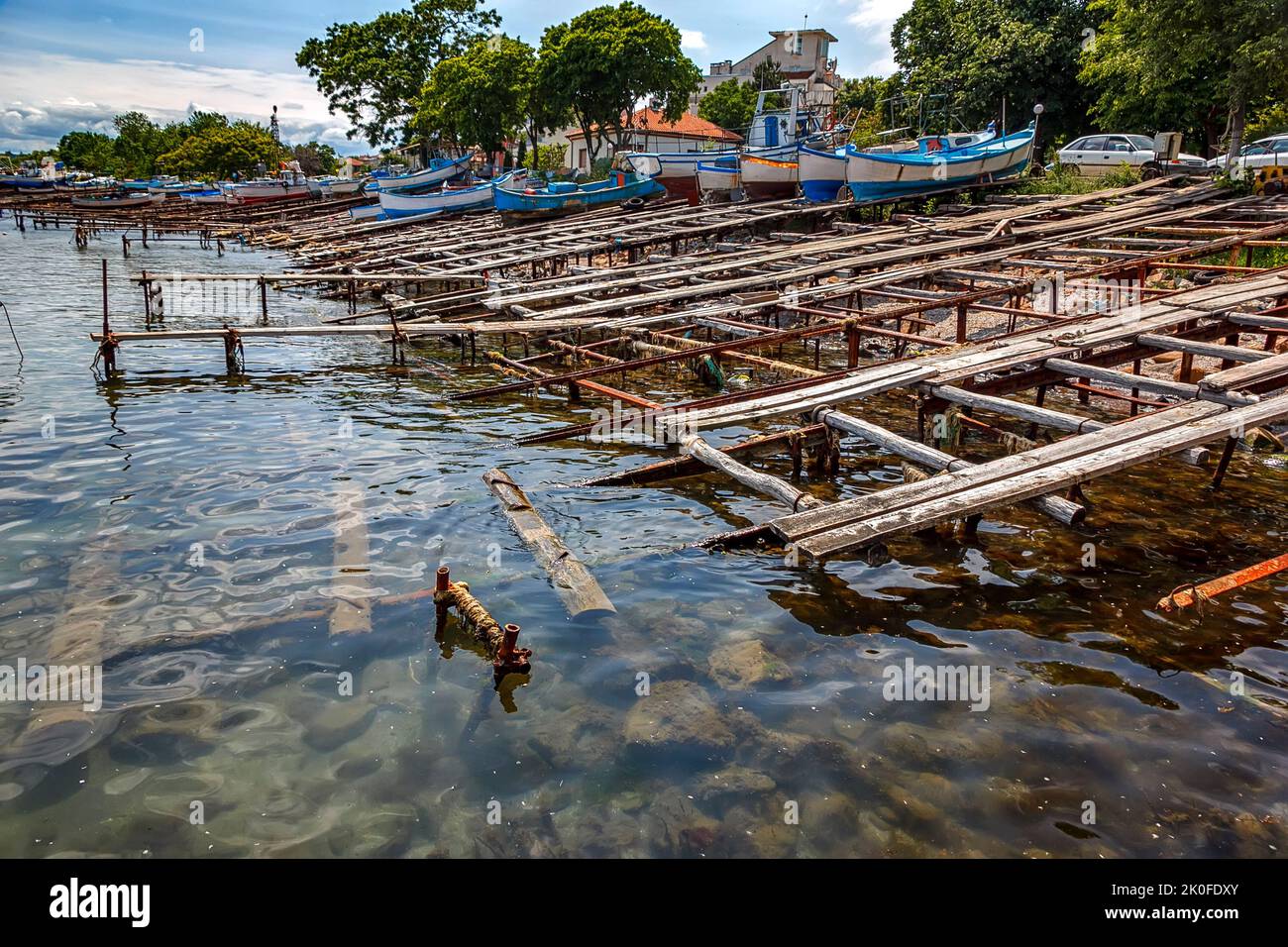 Le bateau s'amarre sur la pente des rives rocheuses d'une baie d'eau de ...