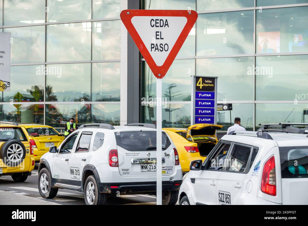 Ceda el paso espagnol rendement panneau de signalisation Banque de ...