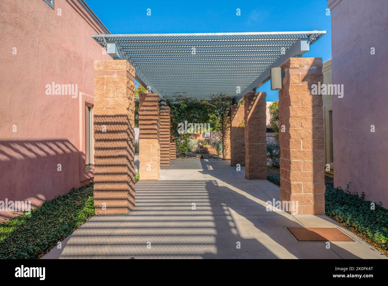 Tucson, Arizona - large passerelle en béton avec toit en maille de ...