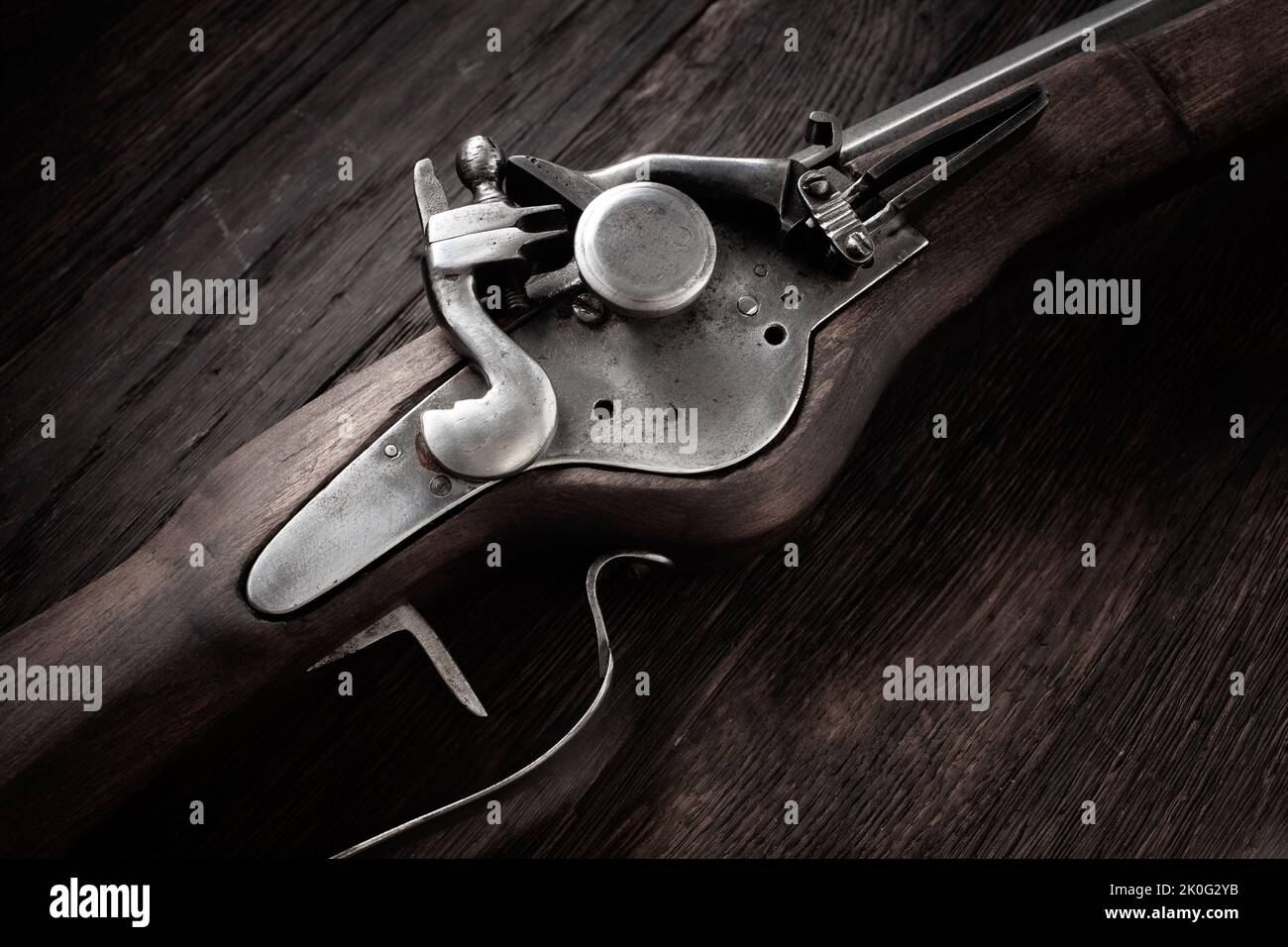 ancienne mousquet de flintlock du xviie siècle avec ballon de poudre et ...