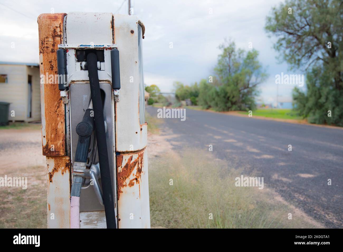Une vieille essence (gaz) bowser (pompe) à côté de la route à la ...