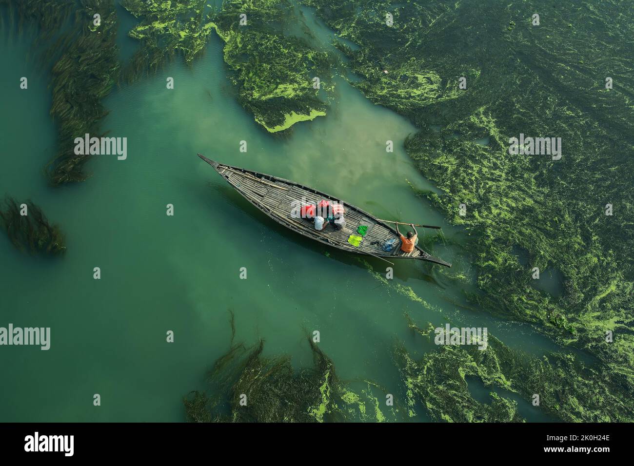 Pêcheurs flottant au-dessus des algues essayant de pêcher dans les eaux ...
