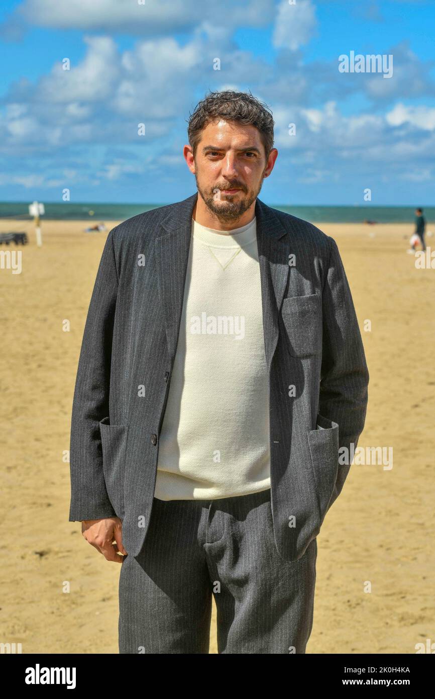 Damien Bonnard participe au photocall 'la Grande magie' lors du ...