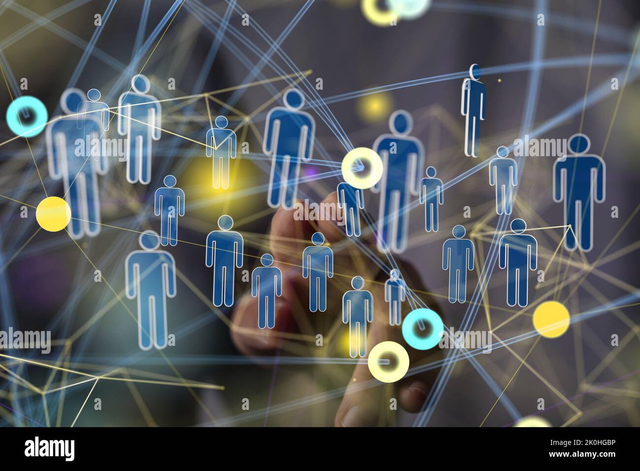 Deux doigts tapotant sur un écran avec un groupe d'icônes de personnes ...