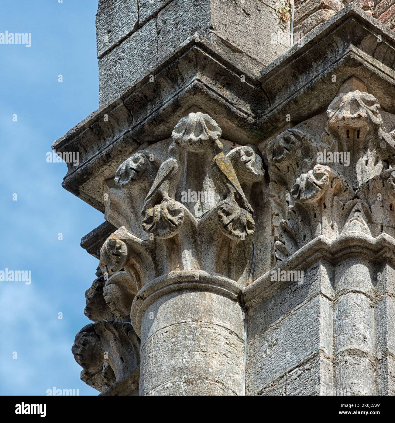 Détails des décorations sur les capitales des colonnes de San Galgano ...