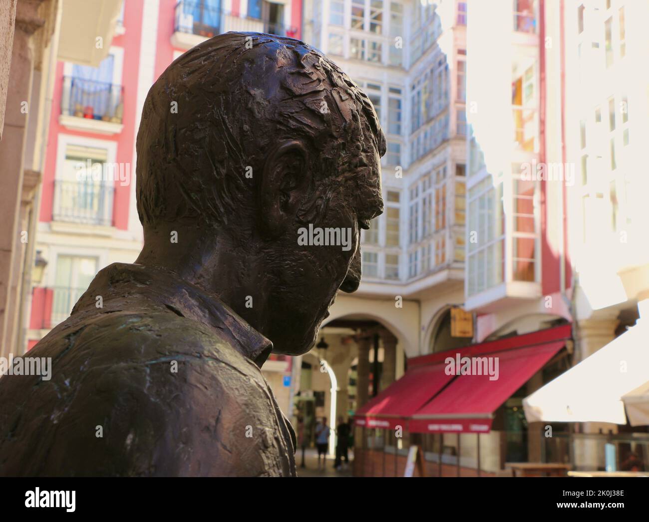 Le lecteur statue de bronze grandeur nature d'un homme lisant un ...