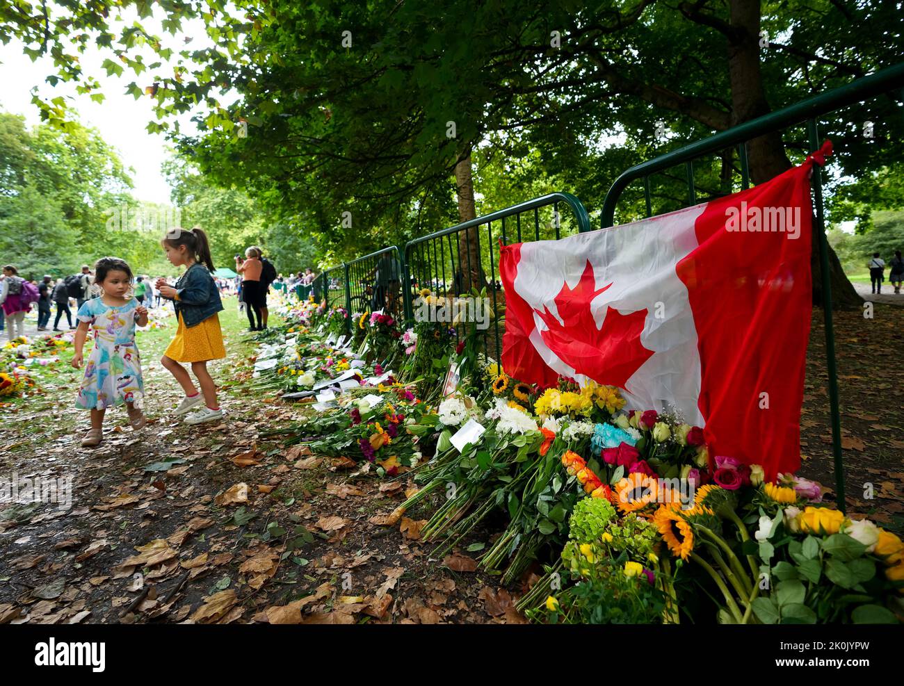 Les jeunes filles jouent près d'un drapeau canadien aussi longtemps que ...
