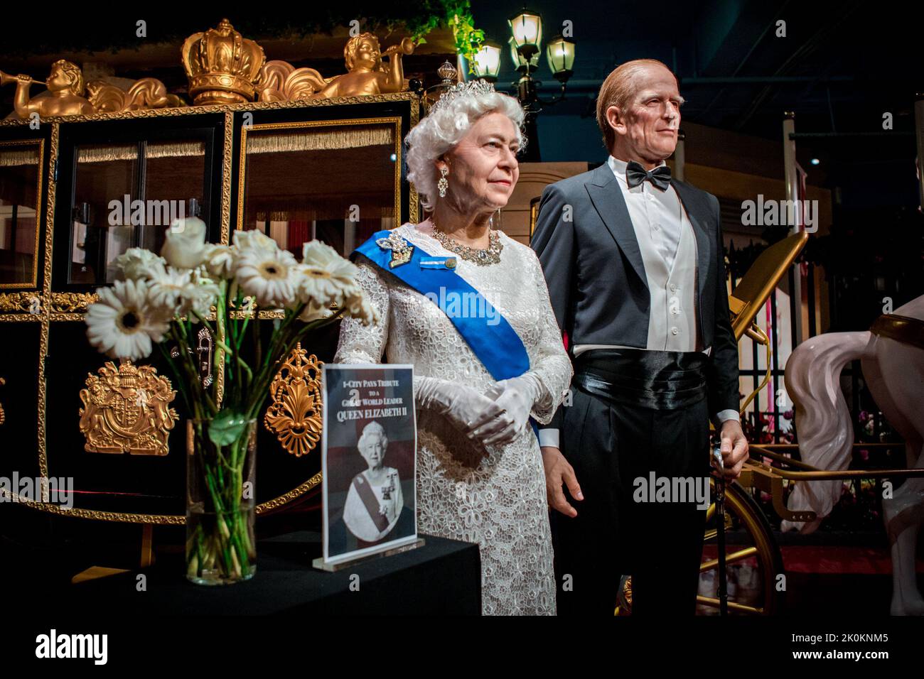 Des personnages de cire honorant la reine Elizabeth II sont exposés au ...