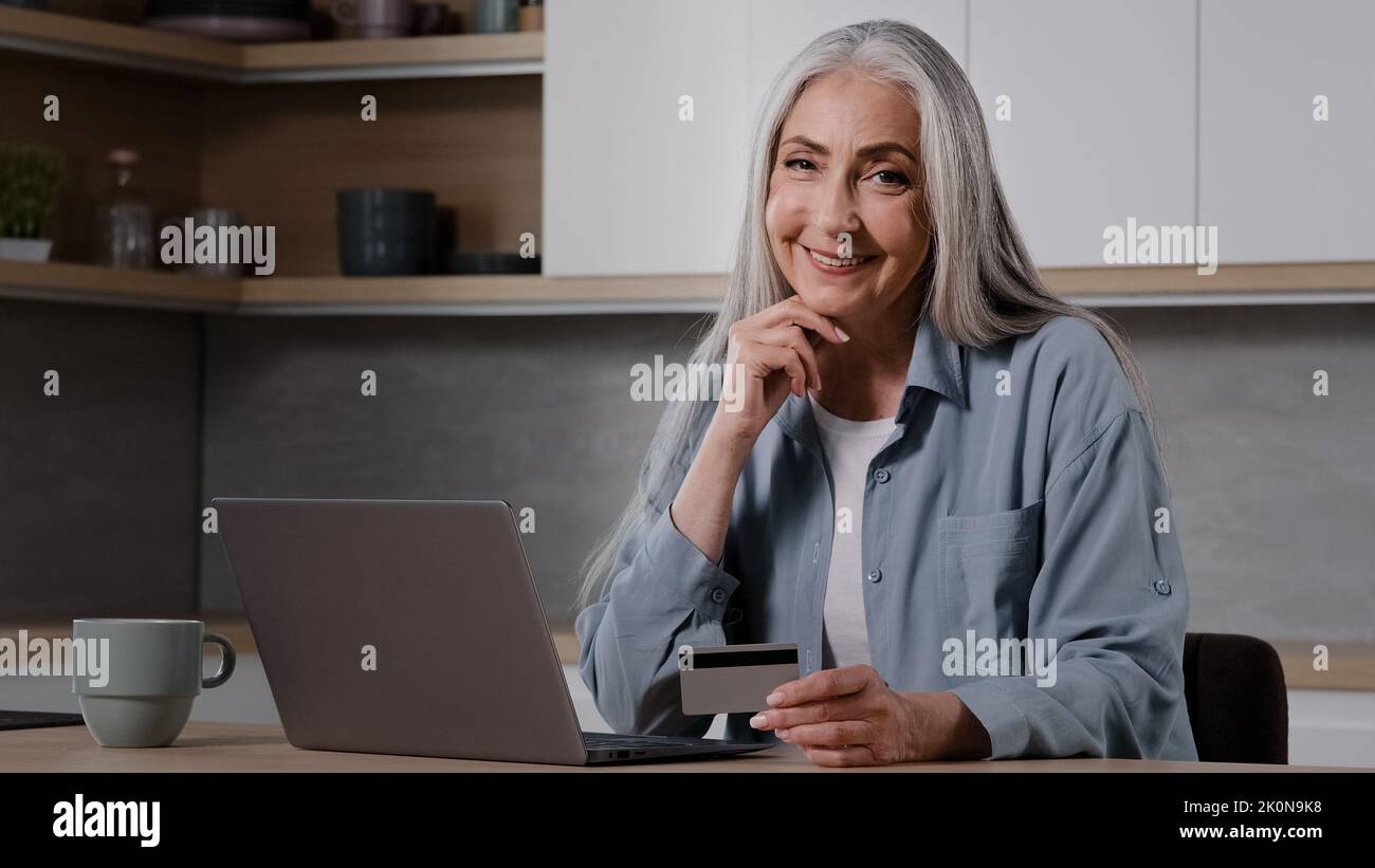 Mature woman online banking Banque de photographies et d’images à haute ...