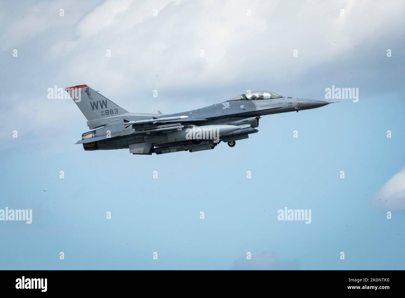 Un faucon de combat F-16 de la Force aérienne des États-Unis affecté à ...