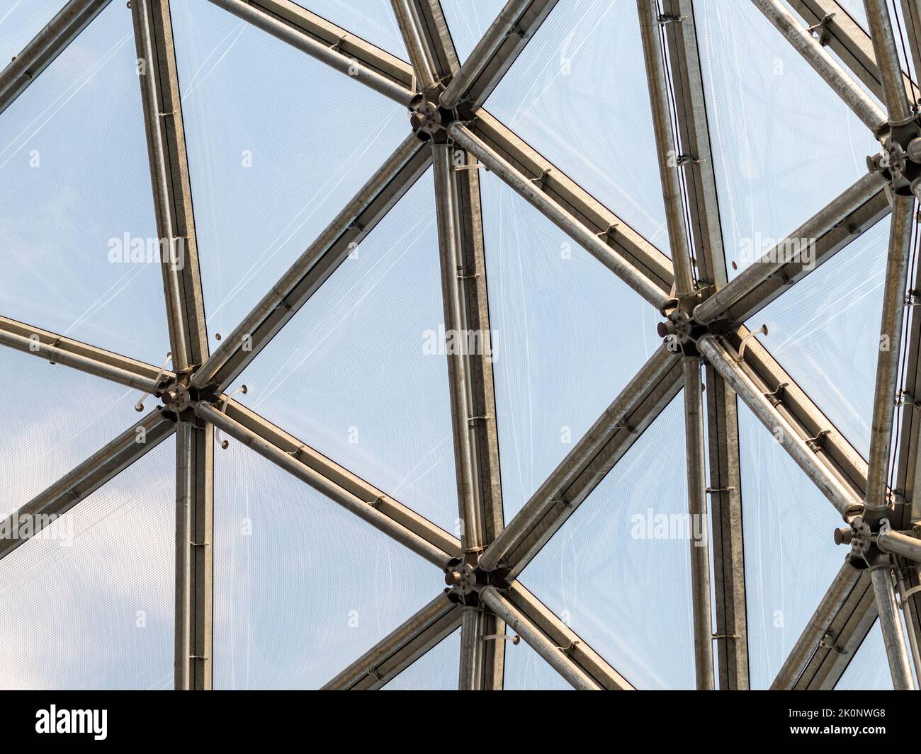 Façade en acier et en verre dans un design créatif. Architecture d'un ...