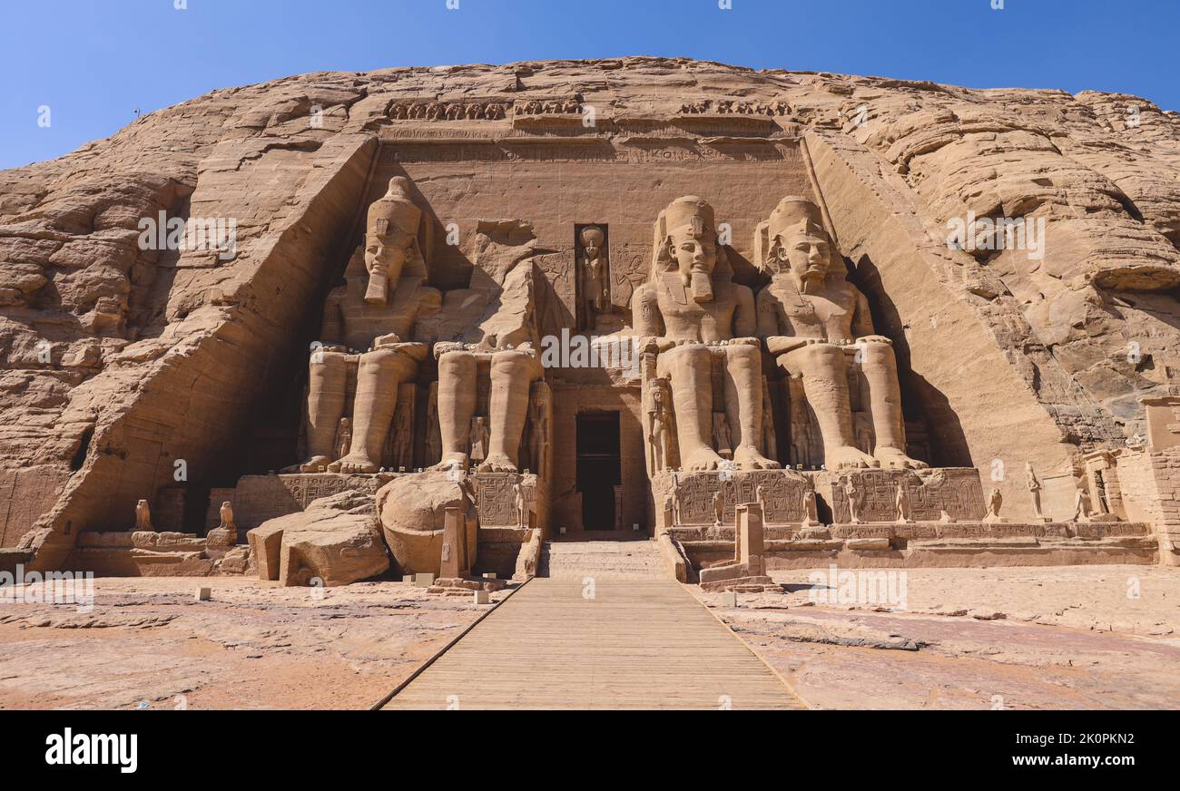 La vue principale d'une entrée au Grand Temple d'Abu Simbel avec les ...