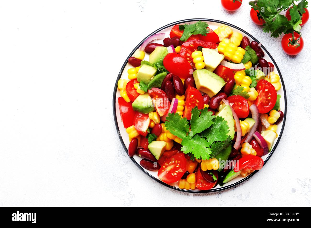 Salade mexicaine épicée avec maïs, haricots rouges, avocat, jalapeno ...