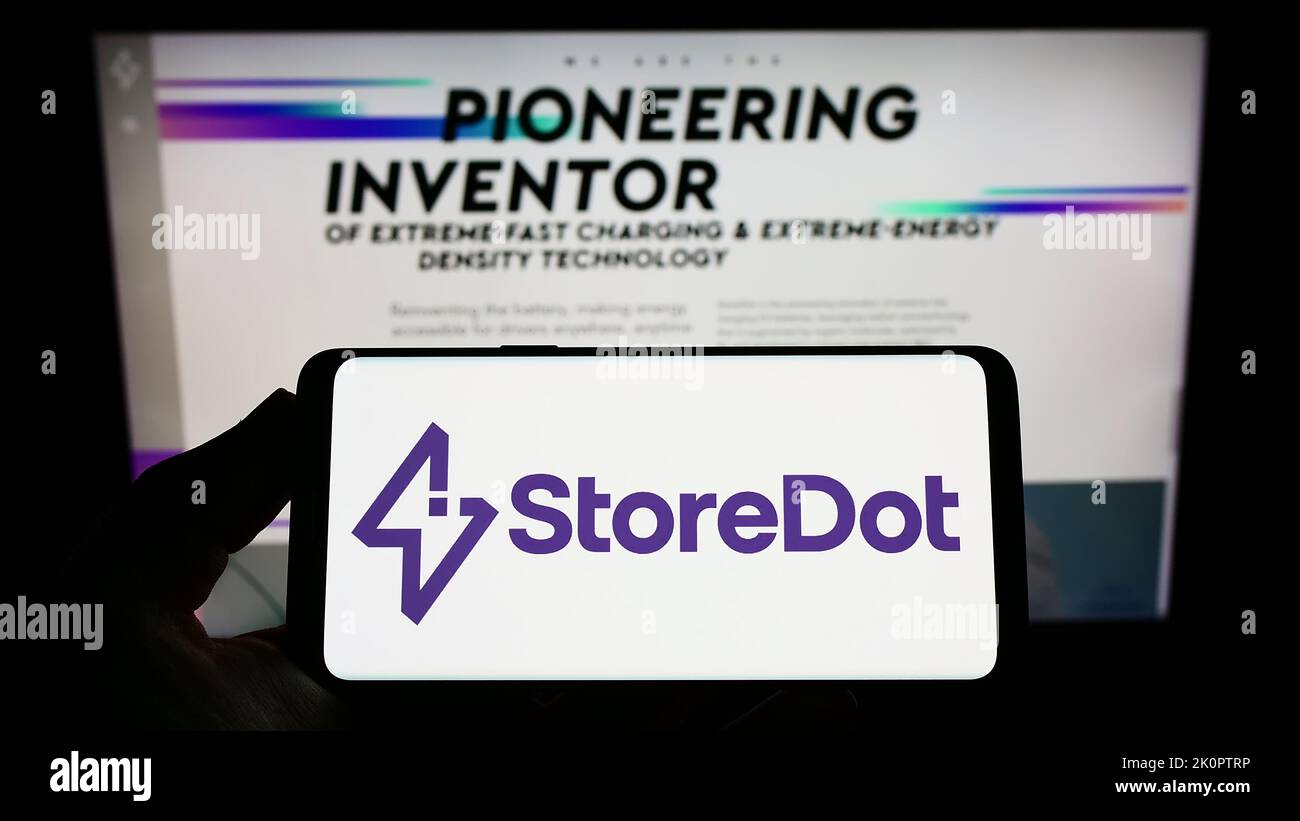 Personne tenant un smartphone avec le logo de la compagnie israélienne ...