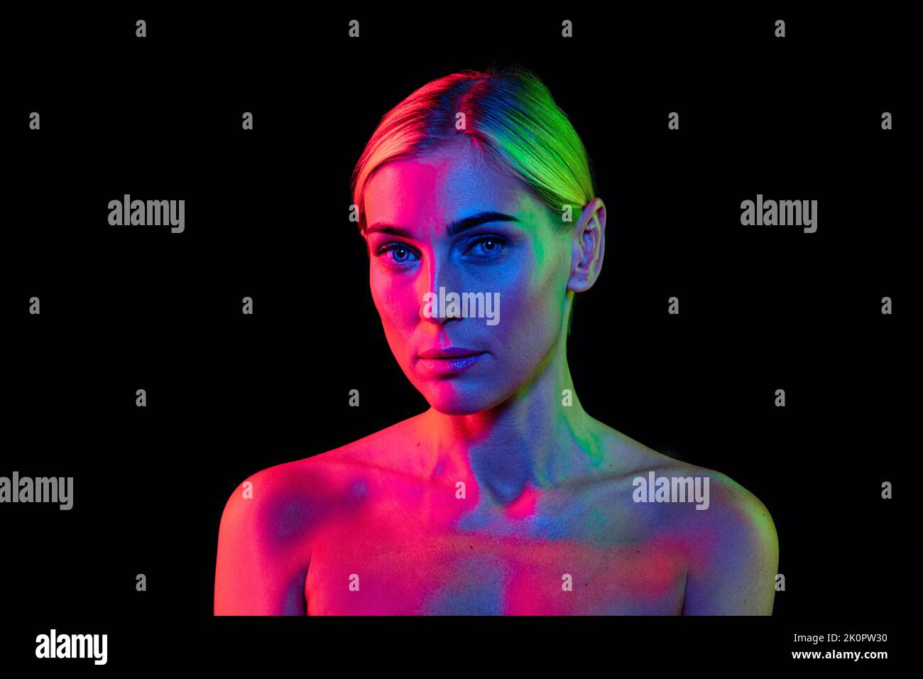 Portrait de beauté de jeune adorable femme avec une peau bien conservée ...