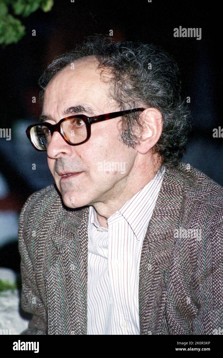 Photo de dossier datée du 1985 mai de Jean-Luc Godard faisant la ...