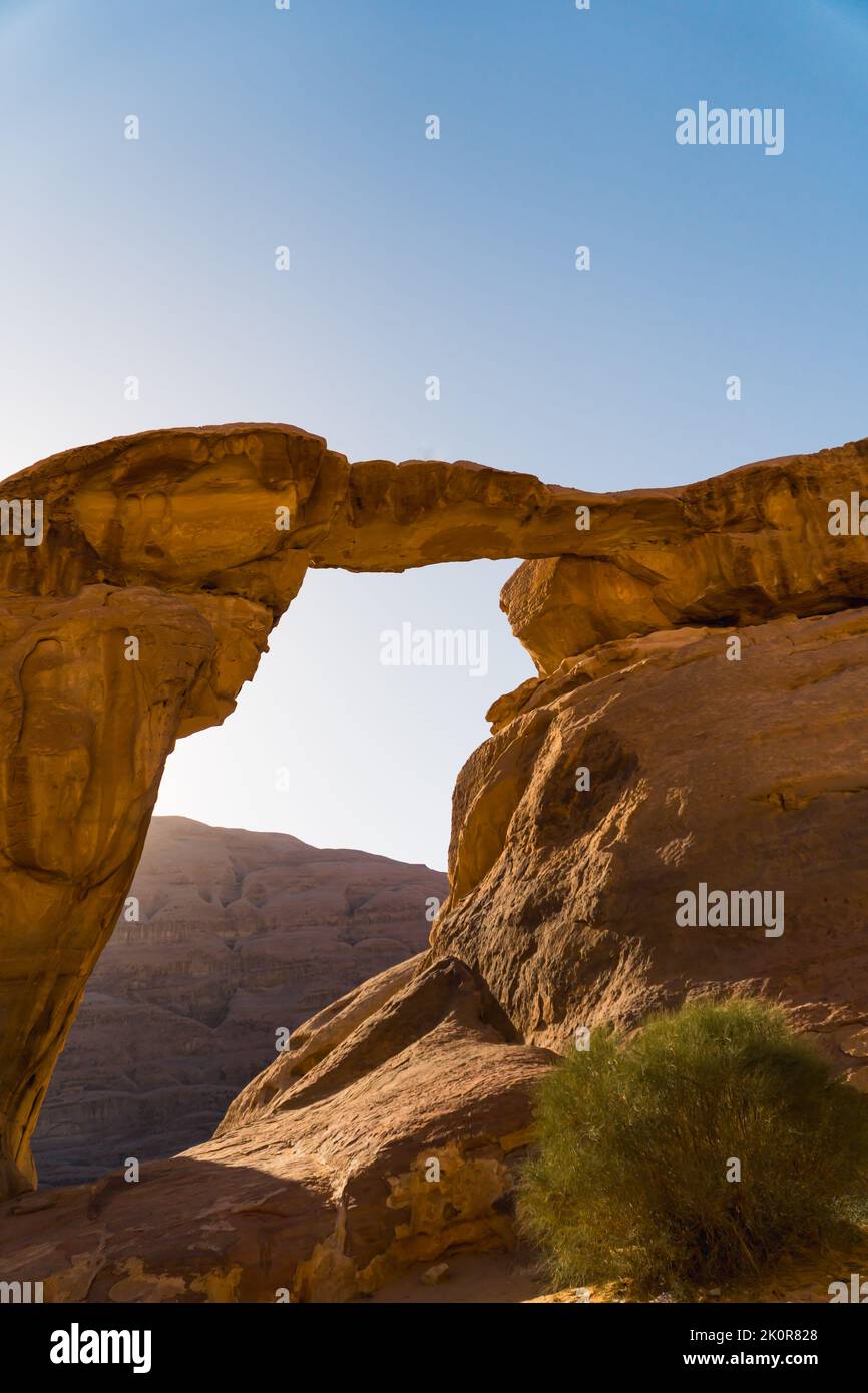 Vue à travers une arche de rocher dans le désert de rhum wadi, Jordanie ...