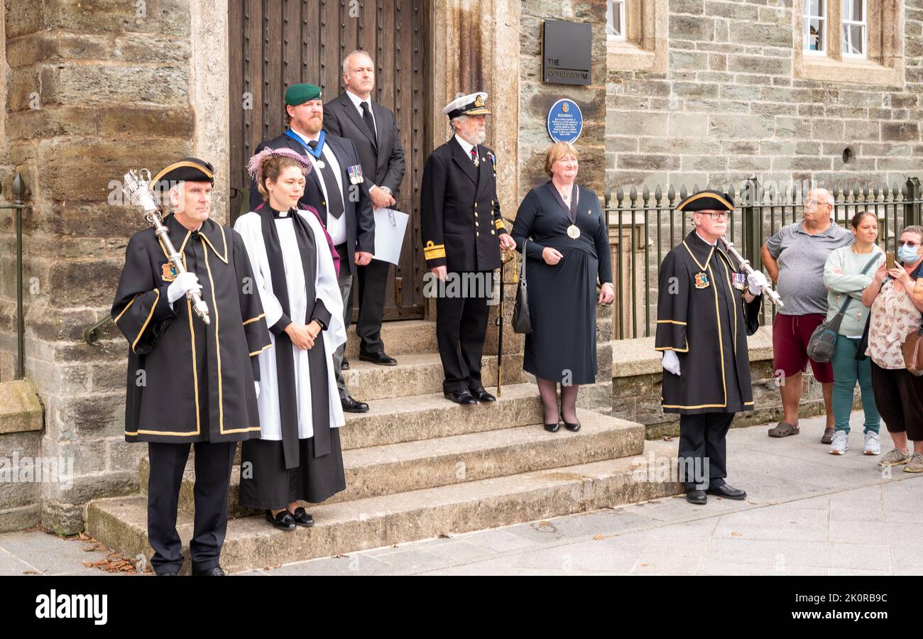 Le greffier du conseil municipal de Tavistock, Carl Hearn, a lu la ...