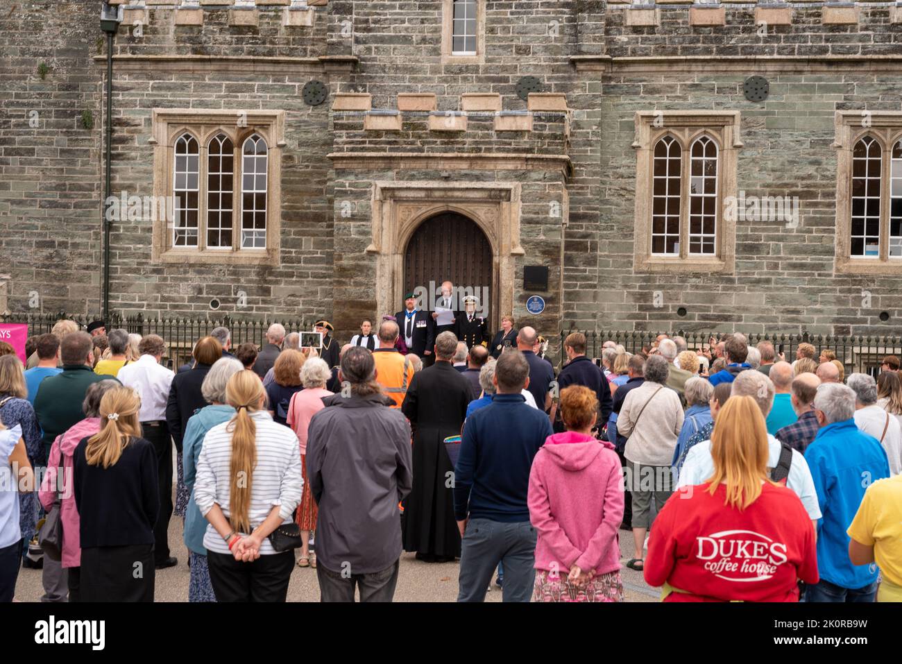 Le greffier du conseil municipal de Tavistock, Carl Hearn, a lu la ...