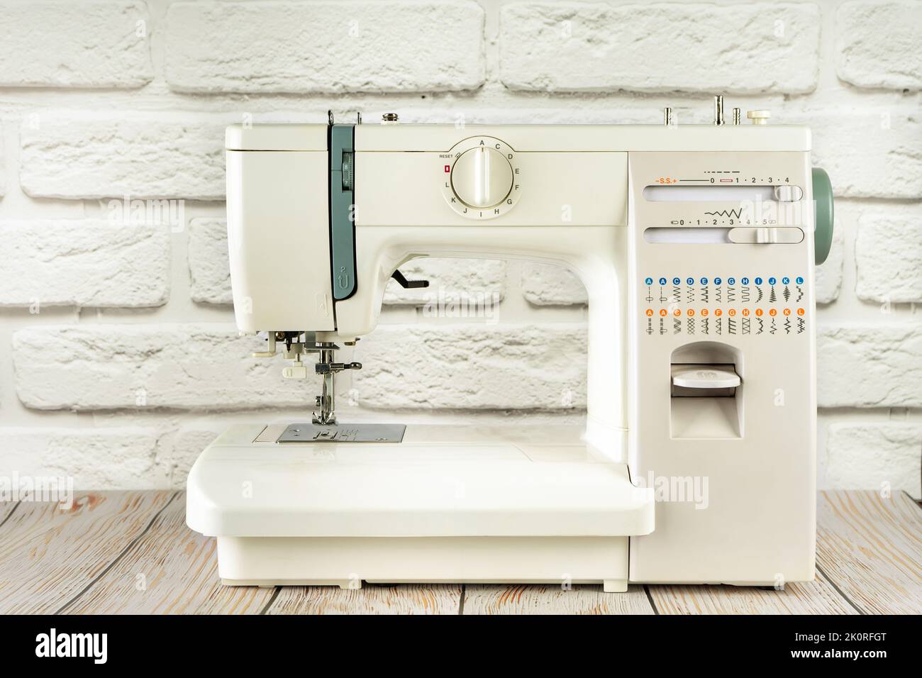 Machine à coudre multi-opération moderne, assortiment de différents ...