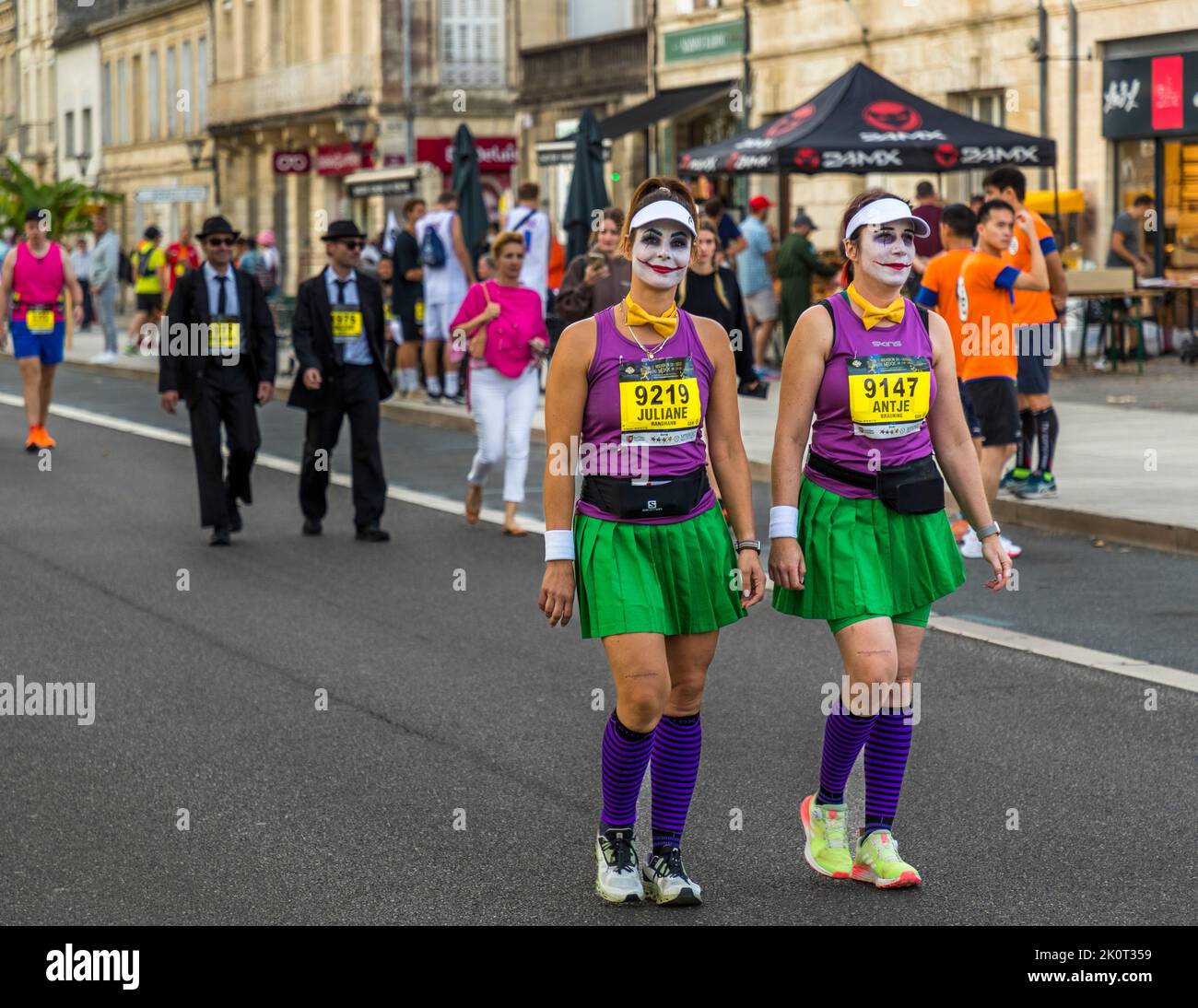 VOR dem Start des Marathon des châteaux du Médoc gibt es das Defilee ...