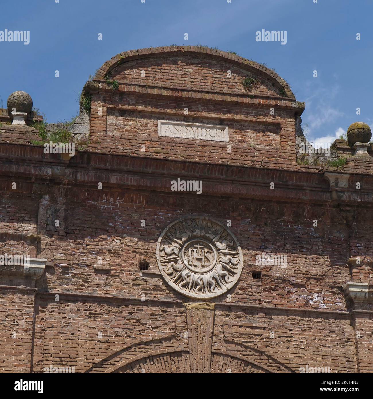 Détail de marbre circulaire bas-relief avec le Christogramme IHS ...