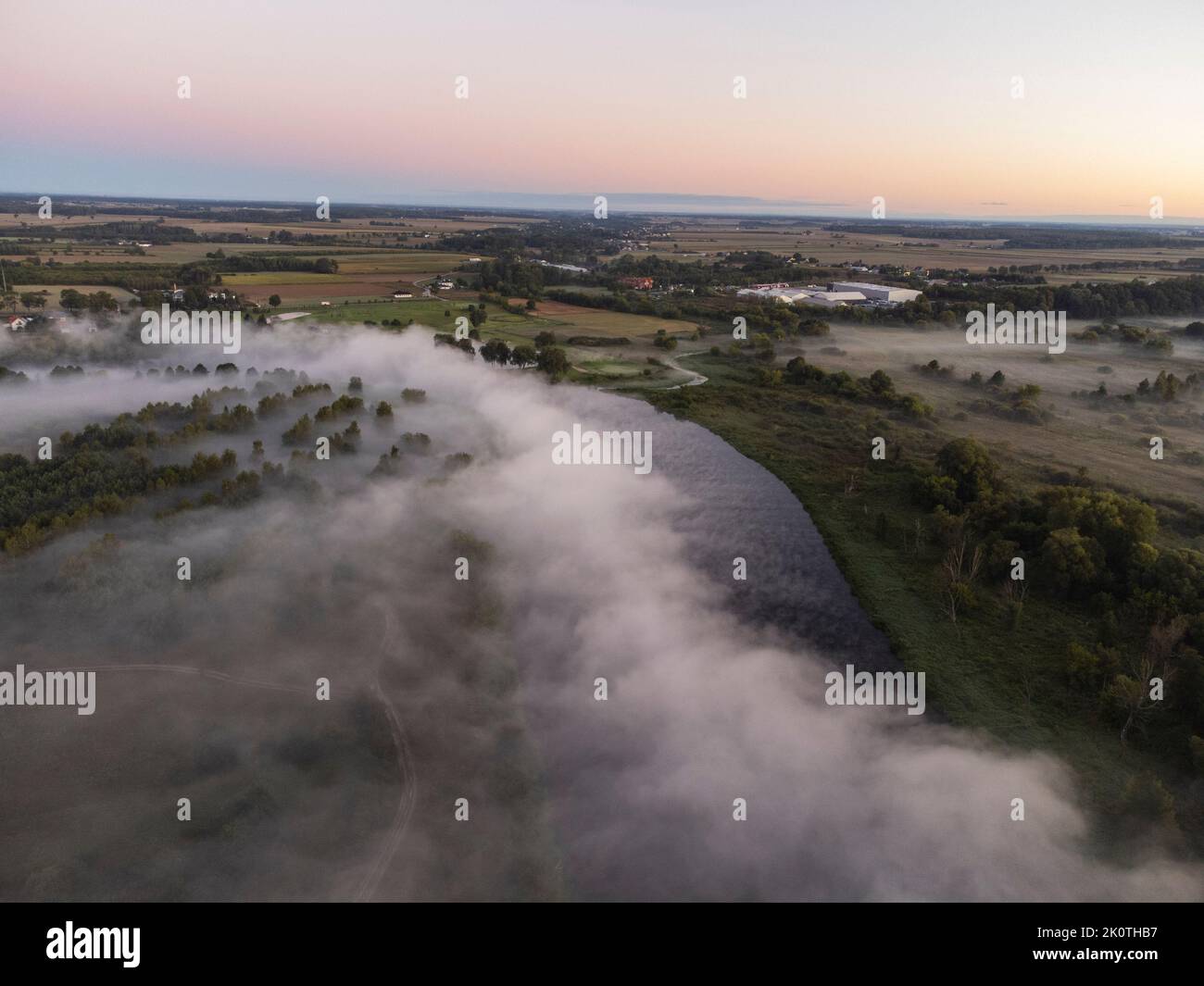 Photos du vol de drone au-dessus du brouillard. Rivière, forêt, champs ...