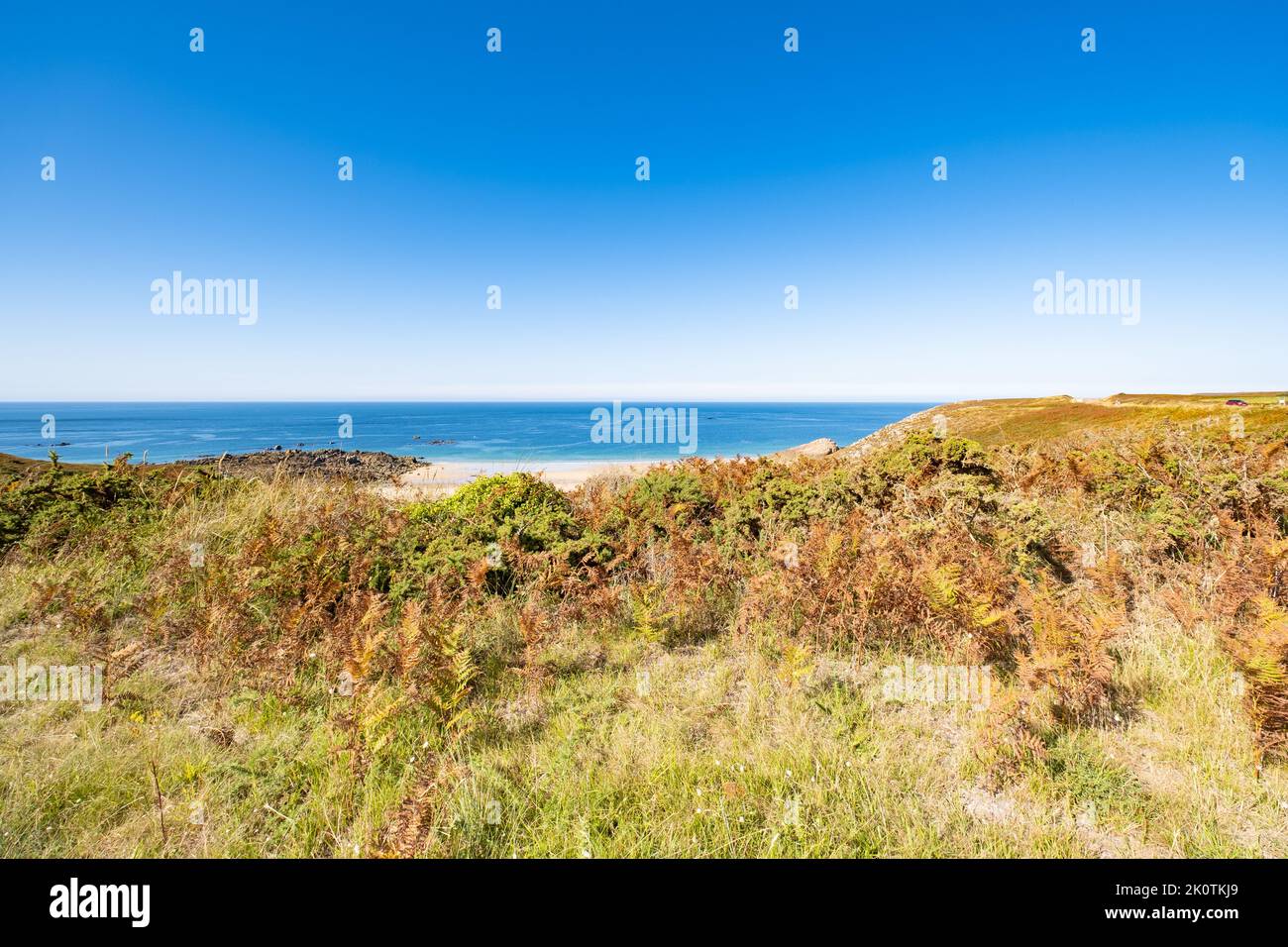 Plage de Pit sur la côte bretonne en France Frehel Cape région avec son ...