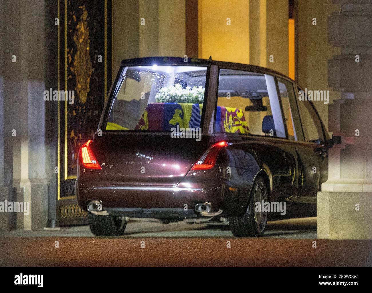 Le corbillard portant le cercueil de la reine Elizabeth II arrive au ...