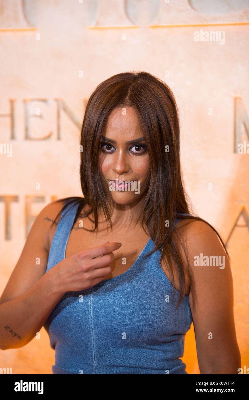 Amel Bent participe à la première du film 'Athena' Netflix Paris à la ...