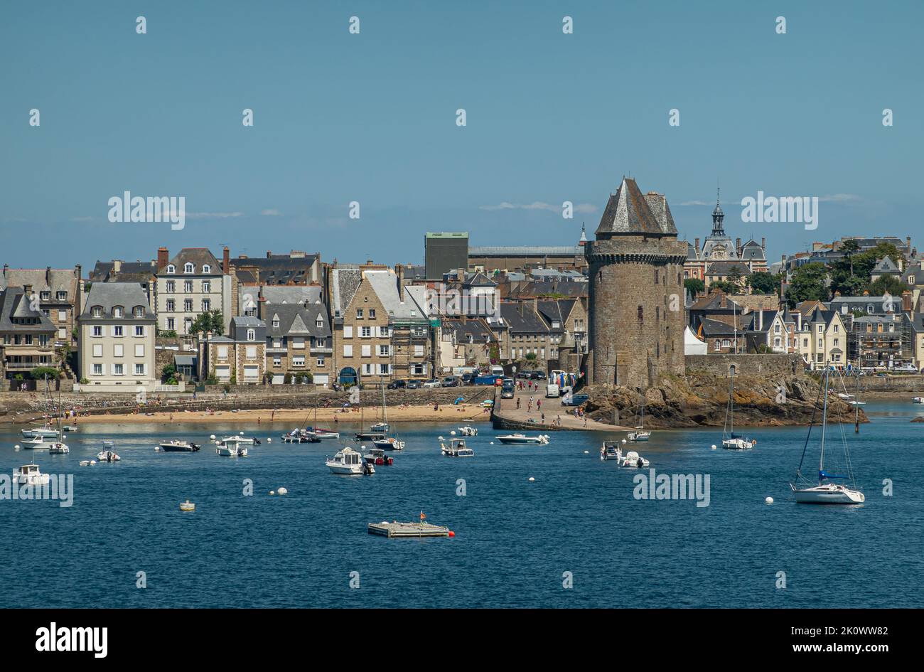 Saint-Malo, Bretagne, France - 8 juillet 2022 : palais rouge avec tour ...