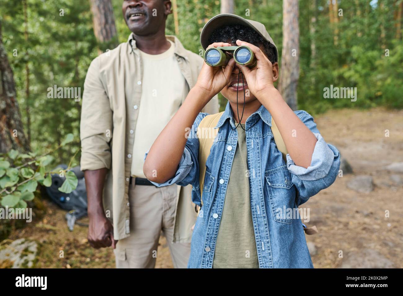 Mignon petit garçon en tenue décontractée et casquette de baseball ...