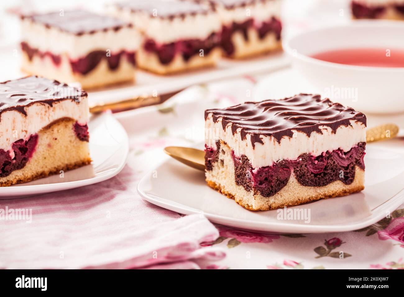 Gâteau allemand Donauwelle (Danube Waves) - gâteau éponge à la vanille ...