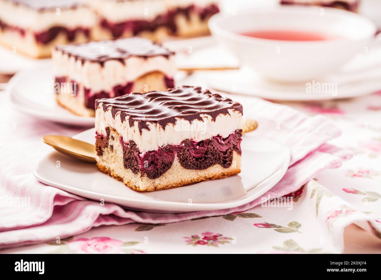 Gâteau allemand Donauwelle (Danube Waves) - gâteau éponge à la vanille ...