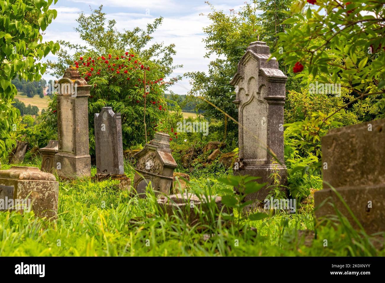 Ancien cimetière avec pierres tombales Banque de photographies et d’images à haute résolution ...