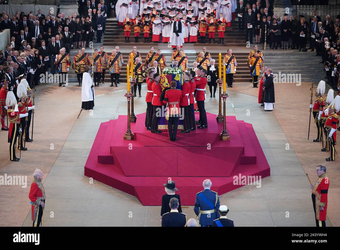 Les membres de la famille royale (bas) y compris le roi Charles III, Et ...