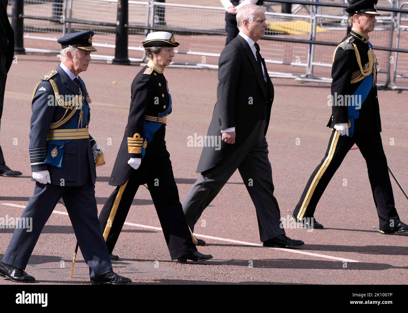 Le roi Charles III (à gauche), la princesse Anne, le duc de York, et le ...